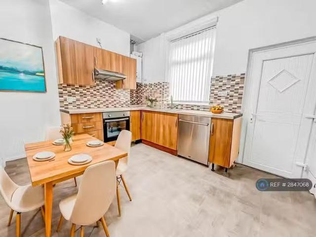 Charming 1 BA 2 bedroom terraced house for rent in Hobart St.