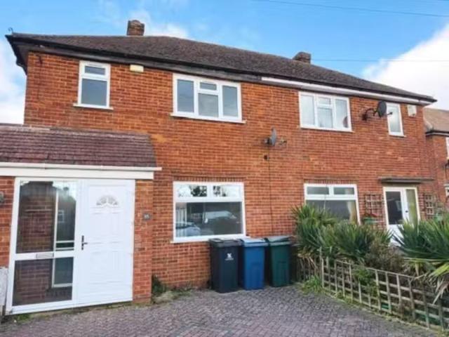 Charming 1 BA 2 bedroom terraced house for rent in Laburnum Ro.