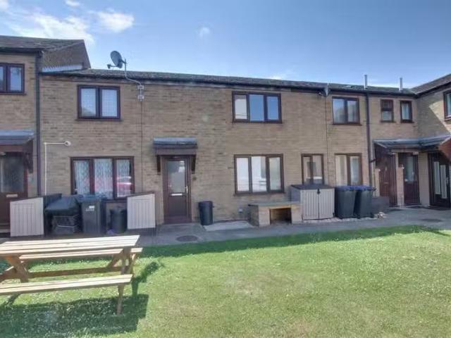 Cheap 1 BA 2 bedroom terraced house for rent in Lester Drive.