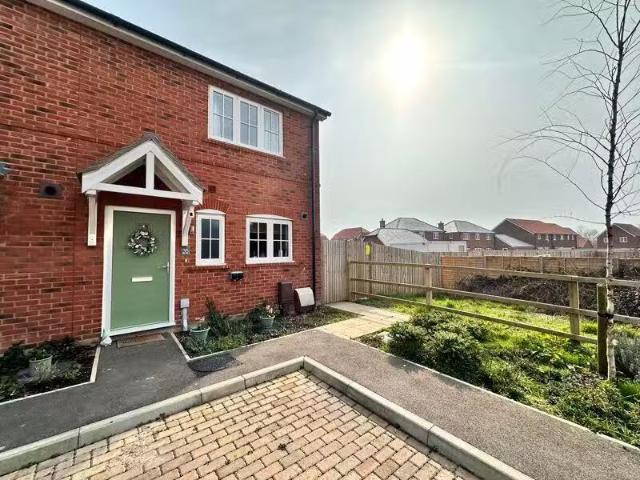 For Rent! 1 BA 2 bedroom terraced house for rent in Roemead Dr.