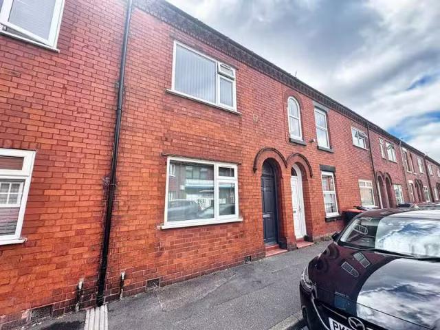 Just in! 1 BA 2 bedroom terraced house for rent in Royle Stree.