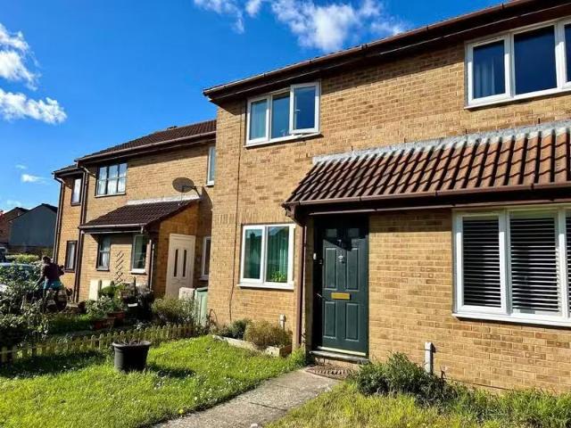 Deal! 1 BA 2 bedroom terraced house for rent in Watch Elm Clos.