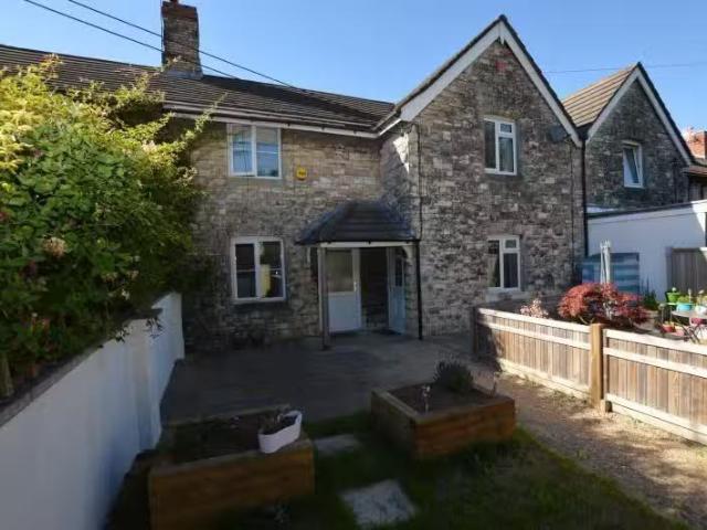 Just in! 1 BA 2 bedroom terraced house for rent in Wells squar.