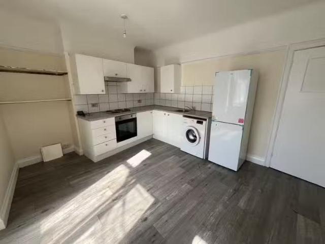 Just in! 1 BA 4 bedroom apartment for rent in 31 St Peters Roa.