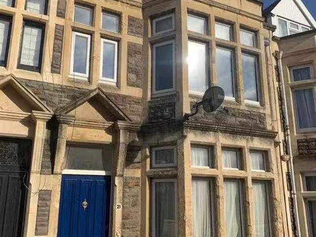 Rental! 1 BA 4 bedroom flat for rent in Harcourt Road, Bristol.