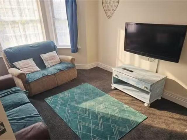 Rental! 1 BA 4 bedroom house for rent in Cranmer Road, Winton.