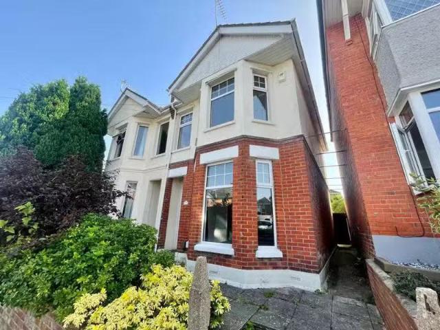 For Rent! 1 BA 4 bedroom house for rent in Four Double Bedroom.