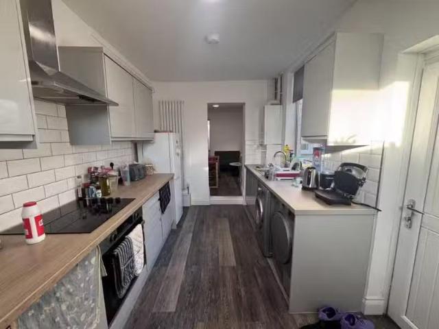 Just in! 1 BA 4 bedroom house for rent in High Street South, L.
