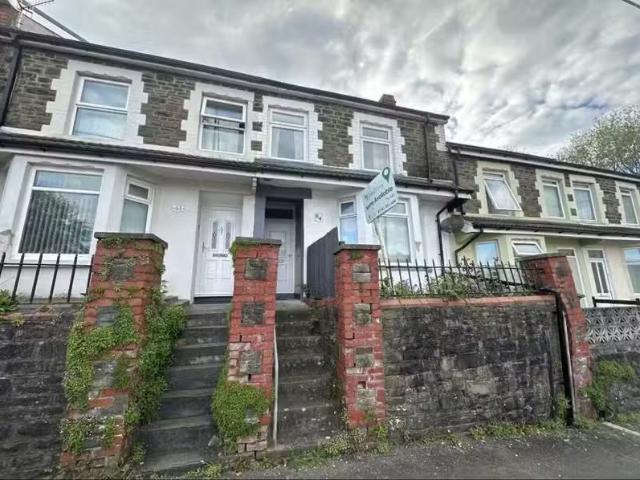Nice 1 BA 4 bedroom house for rent in Kingsland Terrace, Trefo.