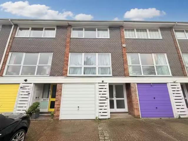 Cheap 1 BA 4 bedroom house for rent in Westgate Road, Beckenha.