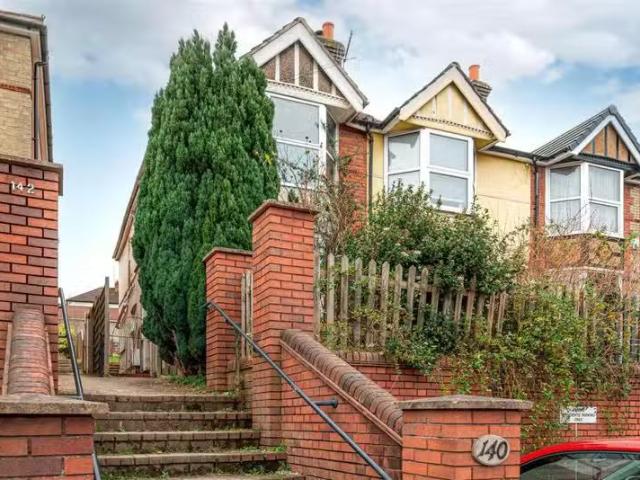 Charming 1 BA 4 bedroom semi detached house for rent in Hughen.