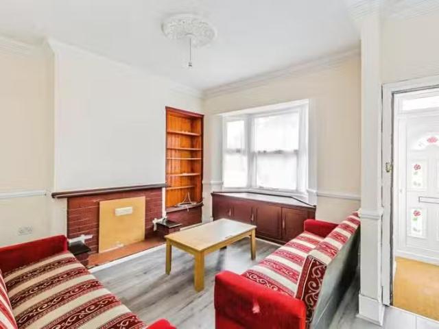 Rental! 1 BA 4 bedroom terraced house for rent in Boundary Roa.