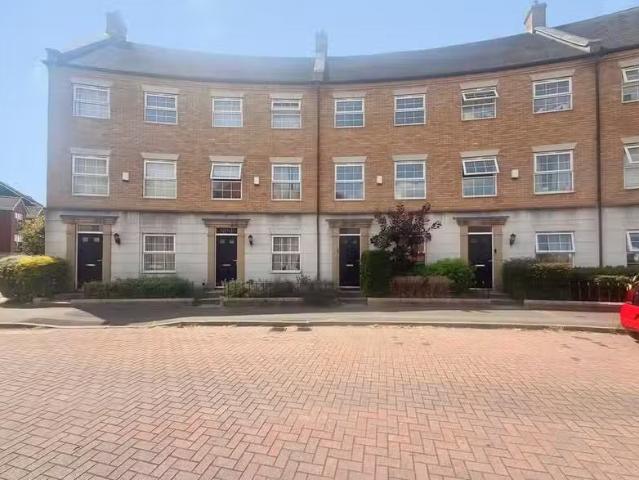 Nice 1 BA 4 bedroom terraced house for rent in Pacific Way, De.