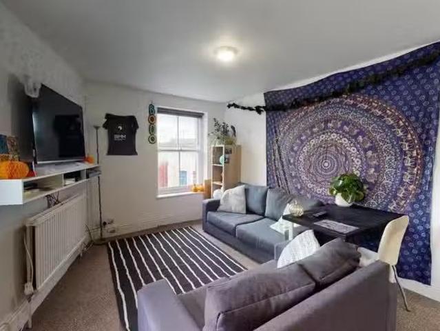 Cozy 1 BA 5 bedroom maisonette for rent in Hillgrove Street, B.