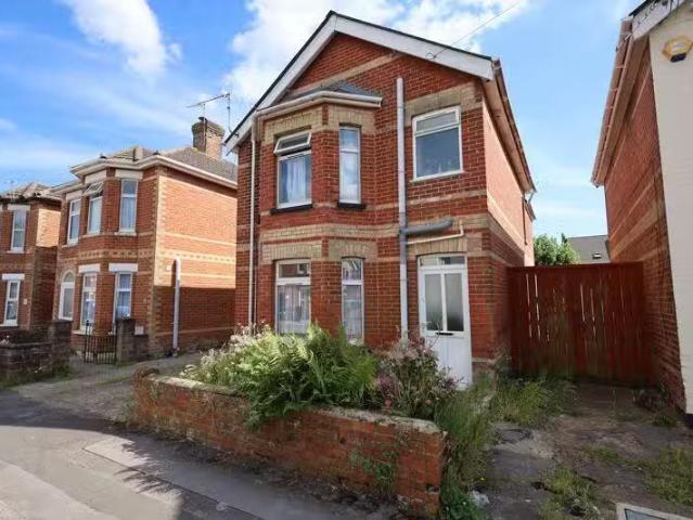 For Rent! 1 BA 5 bedroom detached house for rent in Parker Roa.