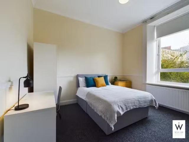Cheap 1 BA 5 bedroom flat for rent in HMO Corunna Street, West.