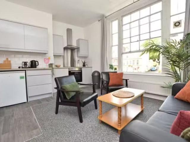 Cheap 1 BA 5 bedroom terraced house for rent in Dowry Square.