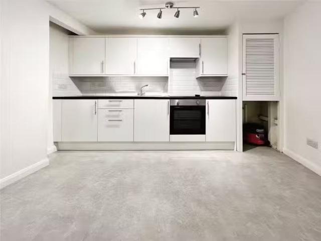 Just in! 1 BA Flat to rent, Maidstone Road, Chatham, ME4 £800.