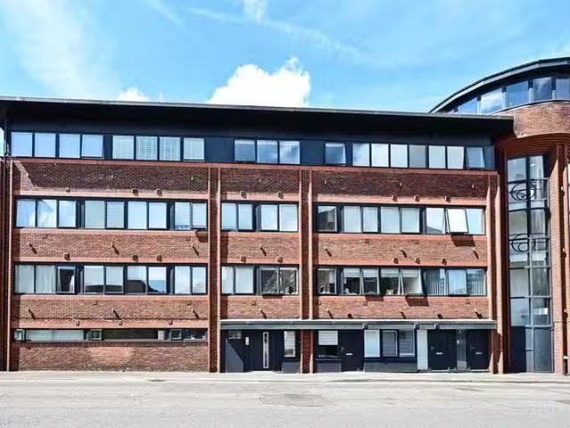 For Rent! 1 BA Studio apartment for rent in Goldsworth Road, W.