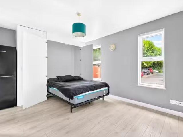 Deal! 1 BA Studio flat for rent in Church Road, Mitcham, CR4