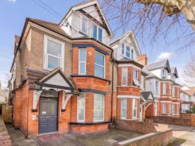Rental! 1 BA Studio flat for rent in Cheriton Road, Folkestone.