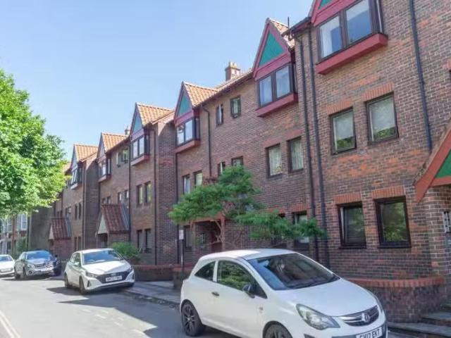 Charming 1 BA Studio flat for rent in Cumberland Place, Browne.