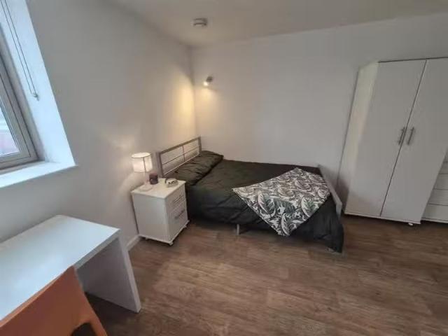 Nice 1 BA Studio flat for rent in Bournemouth Studio, BILLS IN.