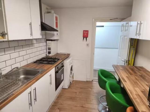 Unique 1 BA Studio flat for rent in Buckingham Road, Room 2 Lo.