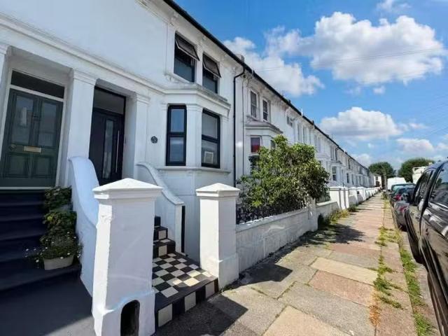 Deal! 1 BA Studio flat for rent in Goldstone Road, Hove, BN3