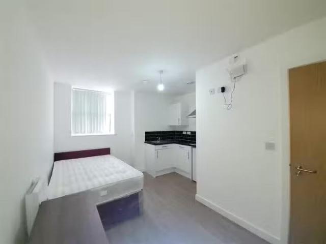 Deal! 1 BA Studio flat for rent in Grattan House, Sunbridge Ro.