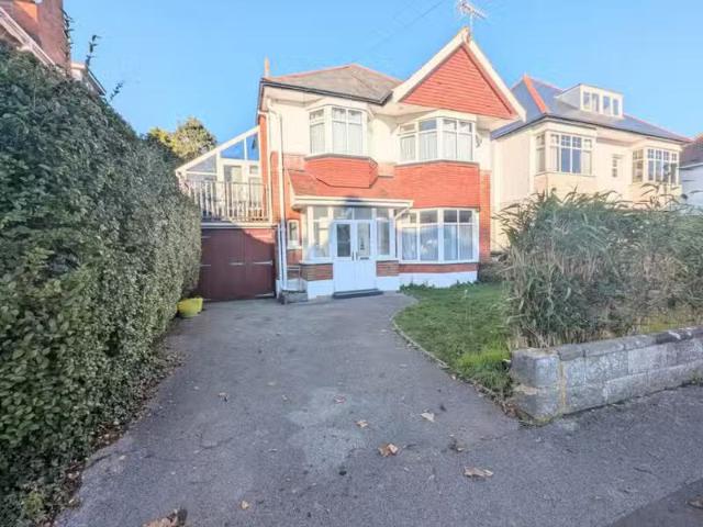 Nice 1 BA Studio flat for rent in Guildhill Road, Bournemouth.