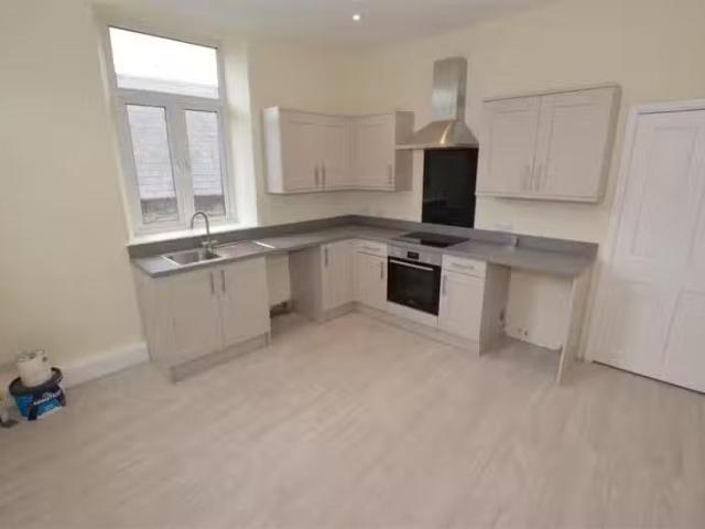 Cheap 1 BA Studio flat for rent in Flat 2, 24 Market Place, Le.