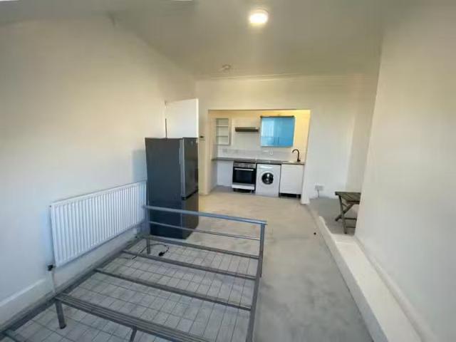 Charming 1 BA Studio flat for rent in High Street Wanstead Lon.