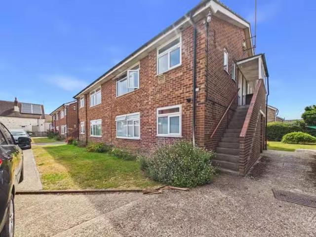 Deal! 1 BA Studio flat for rent in Highdown Avenue, Worthing.