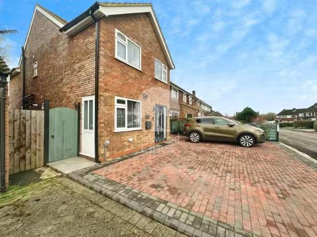 Charming 1 BA Studio flat for rent in Hillfield Close, High Wy.