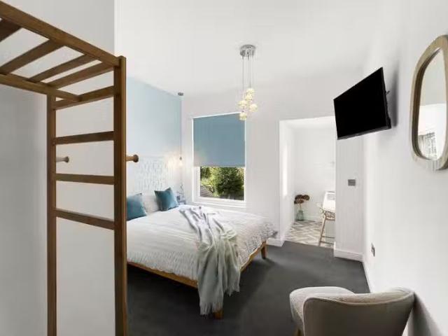 Deal! 1 BA Studio flat for rent in Studio 5, Stone Hill Road.