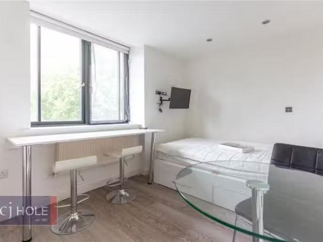 Deal! 1 BA Studio flat for rent in St. Stephens House, Colston.
