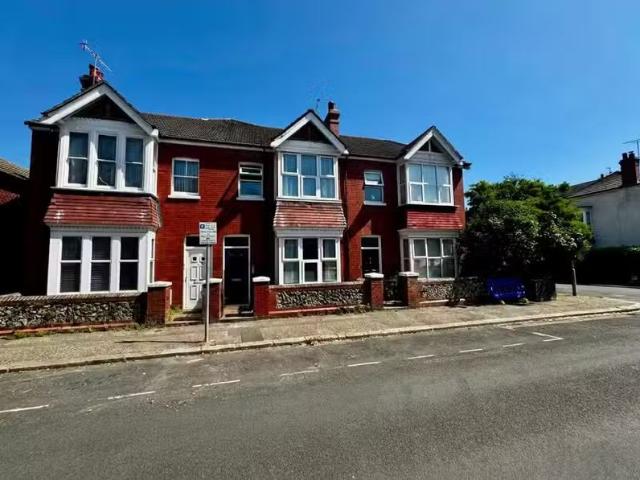 Deal! 1 BA Studio flat for rent in Wordsworth Road, Worthing.