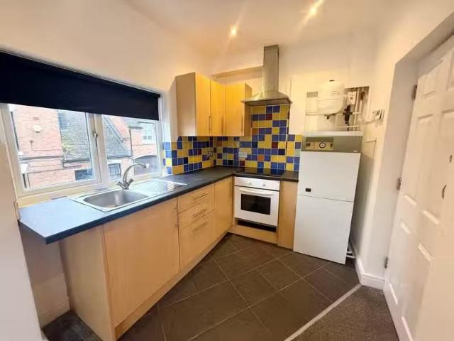 Deal! 1 BA Studio flat for rent in West Street, Warwick, CV34