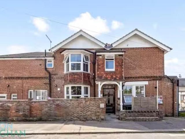 Deal! 1 BA Studio flat for rent in Tarring Road, Worthing, BN11