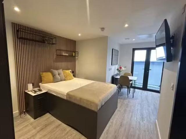 Cheap 1 BA Studio flat for rent in The Suites, 6 8 Aughton Str.
