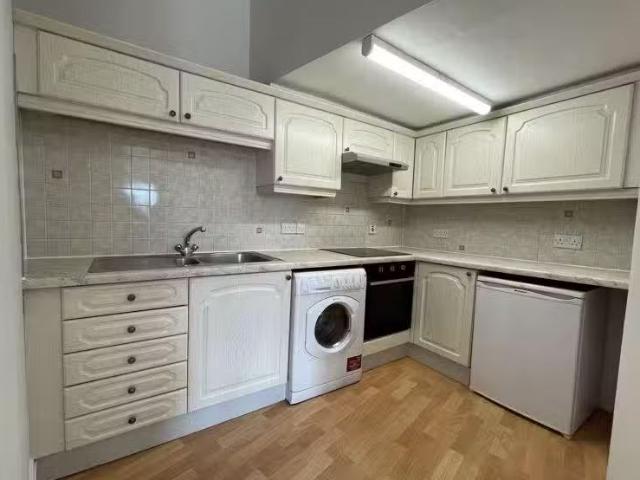 Deal! 1 bed house to rent in The Parade Bourne End SL8 5SB, SL.