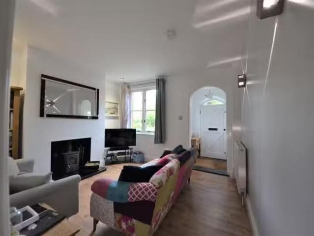 Charming 1 bedroom terraced house for rent in Debden Road, Saf.