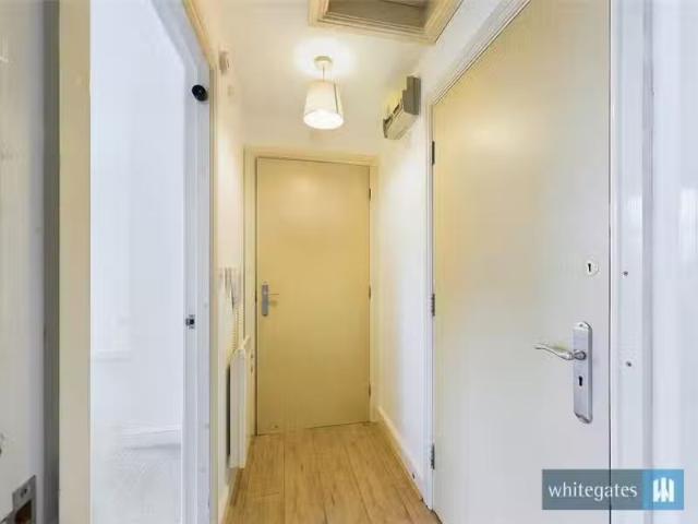Cheap 1 bedroom apartment for rent in Equity Chambers, 40 Picc.