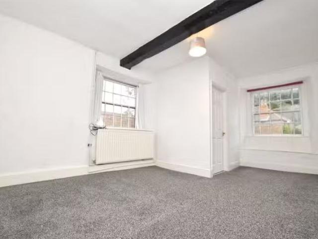 Deal! 1 bedroom apartment for rent in High Street, Winterbourn.