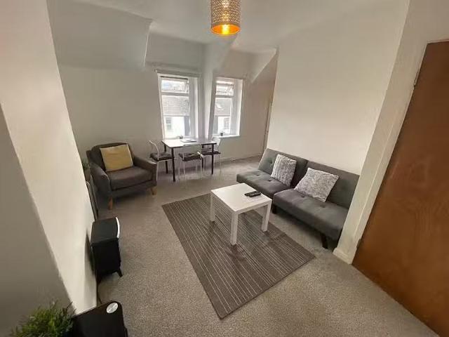 Charming 1 bedroom flat for rent in Lower Cathedral Road, Card.