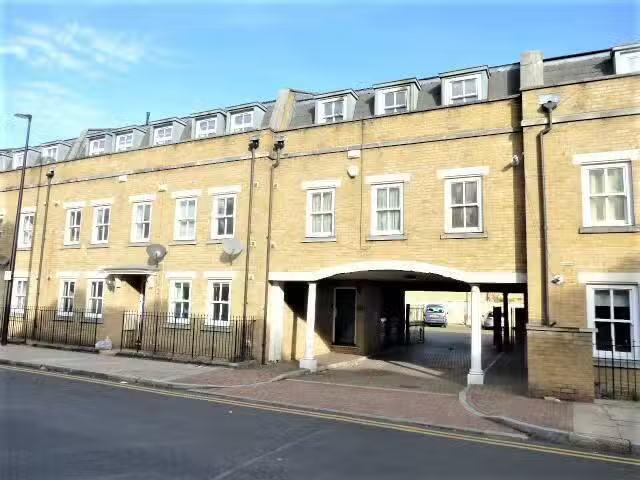 For Rent! 1 bedroom flat for rent in Sarum Terrace, Bow Common.