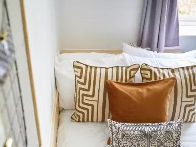 Charming 1 bedroom flat share for rent in Bradford student Se.