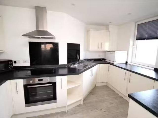 Cheap 1 bedroom Flat to rent, Station Road, Egham, TW20 £1,70.