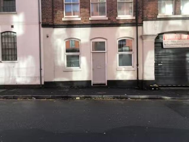Cheap 1 bedroom ground floor flat for rent in Shadwell Street.